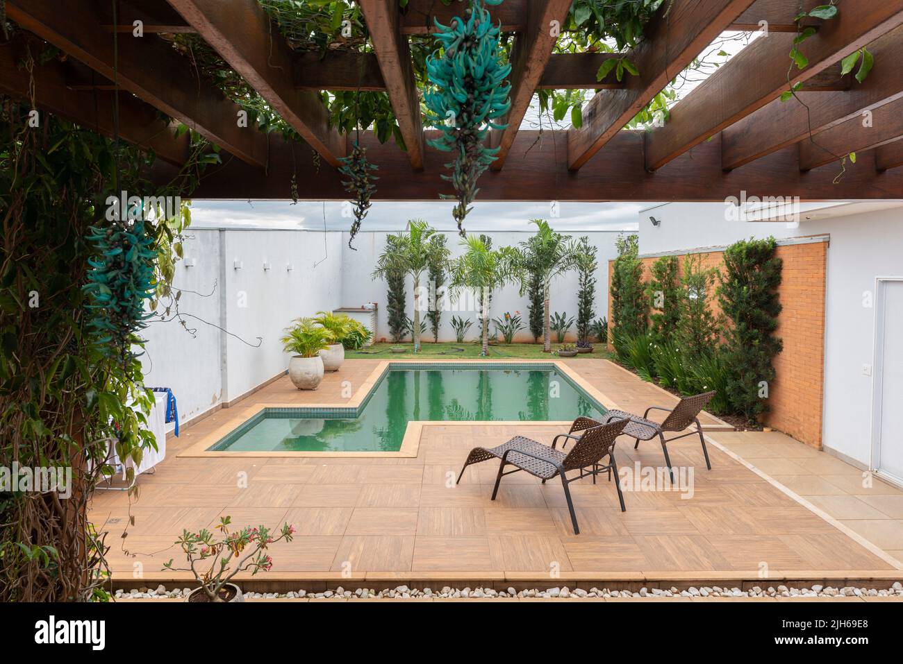 Natural swimming pool garden hi-res stock photography and images - Alamy