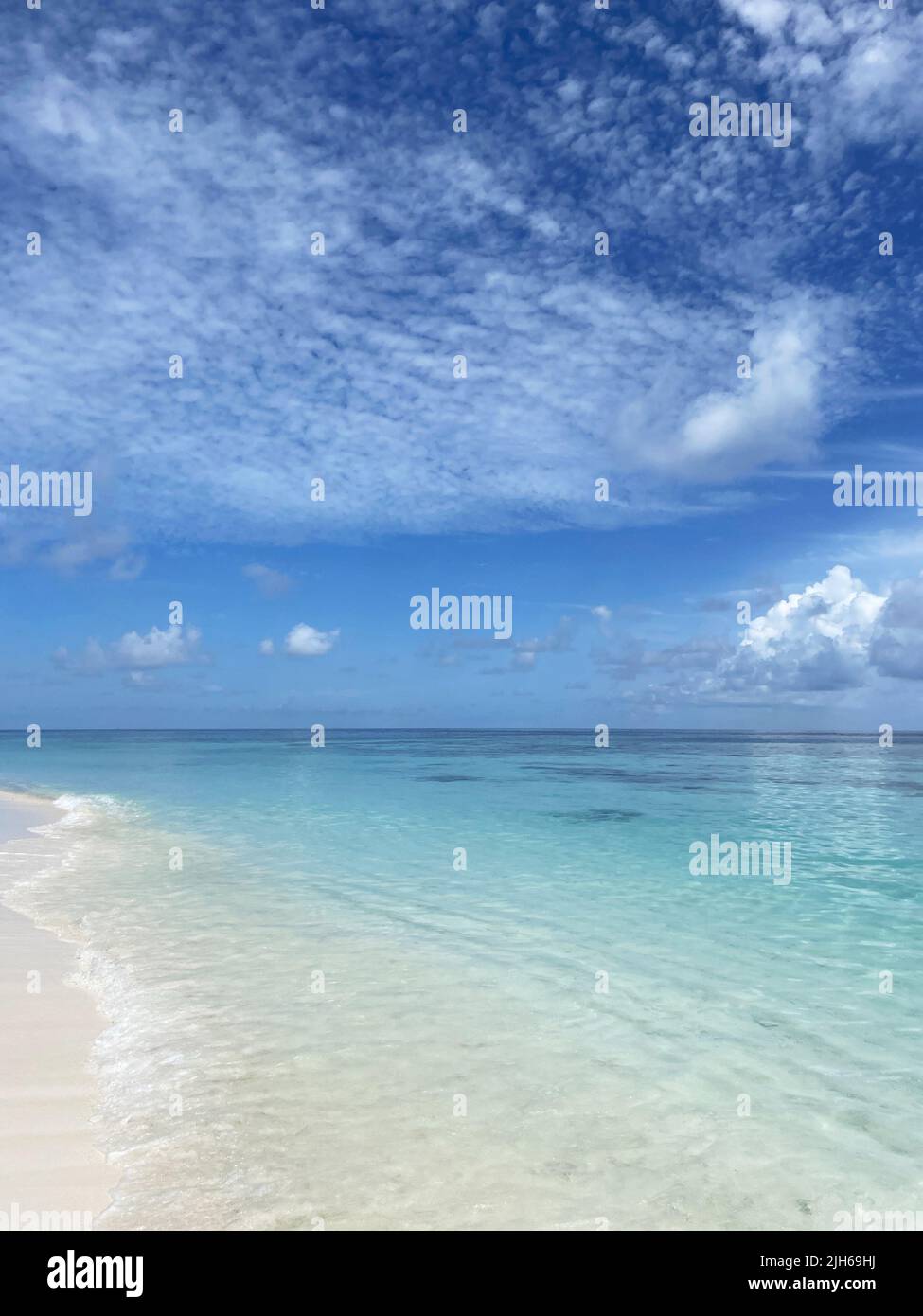 Sunny day at tropical ocean Stock Photo - Alamy
