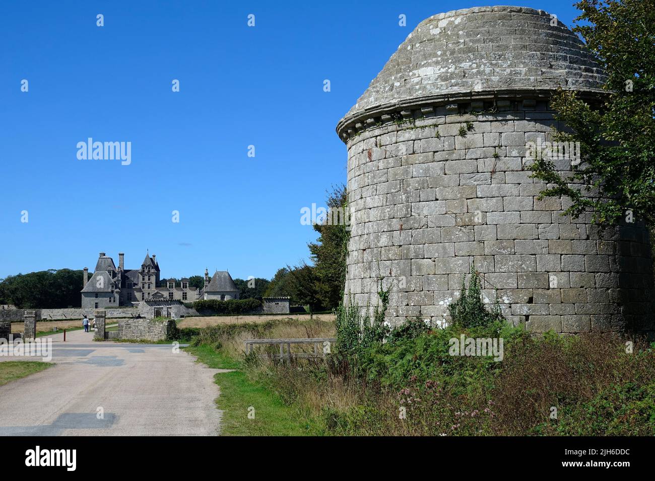 Chateau de Kerjean, 1545, Renaissance-style castle built in 1596, now a ...