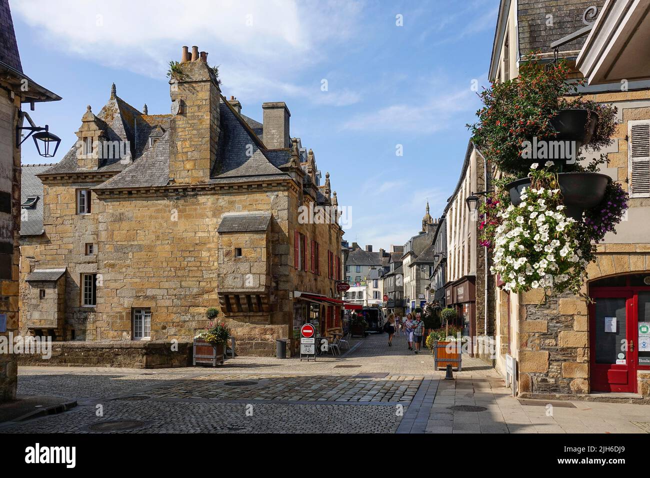 Pont de Rohan bridge built with houses over the river Elorn, Landerneau ...
