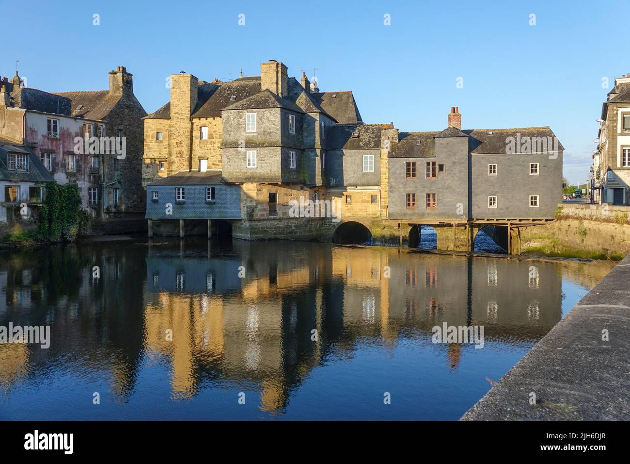 Pont de Rohan bridge built with houses over the river Elorn, Landerneau ...