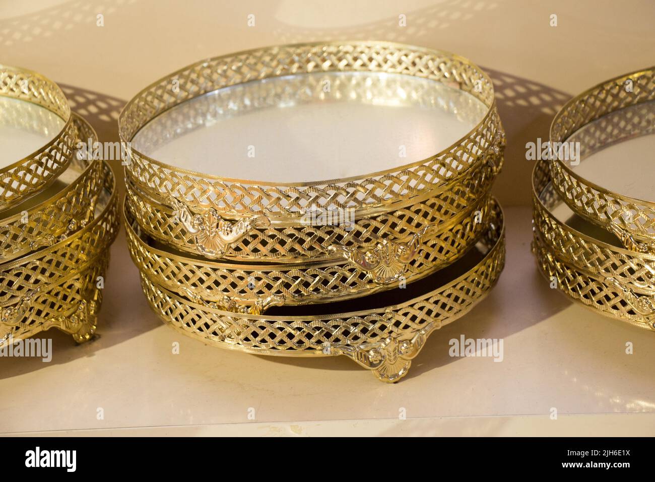 Taditional Turkish metal plates in the bazaar Stock Photo - Alamy