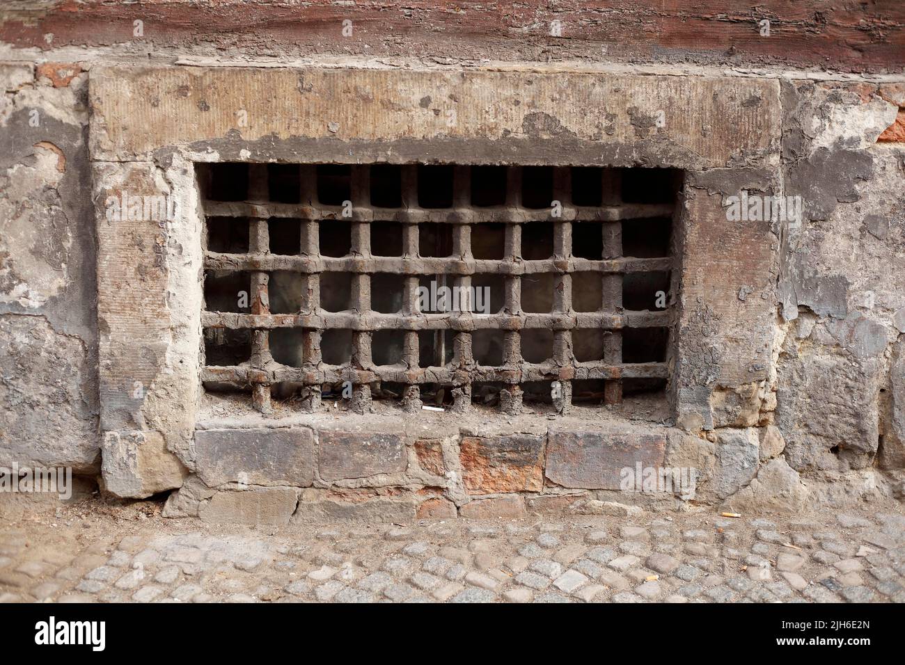 Cellar window hi-res stock photography and images - Alamy