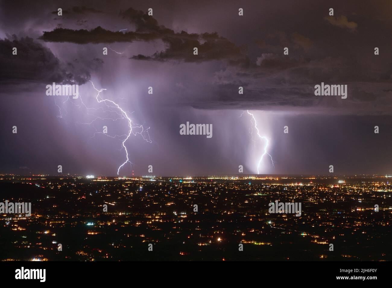 Lightning storm nighttime city hi-res stock photography and images - Alamy