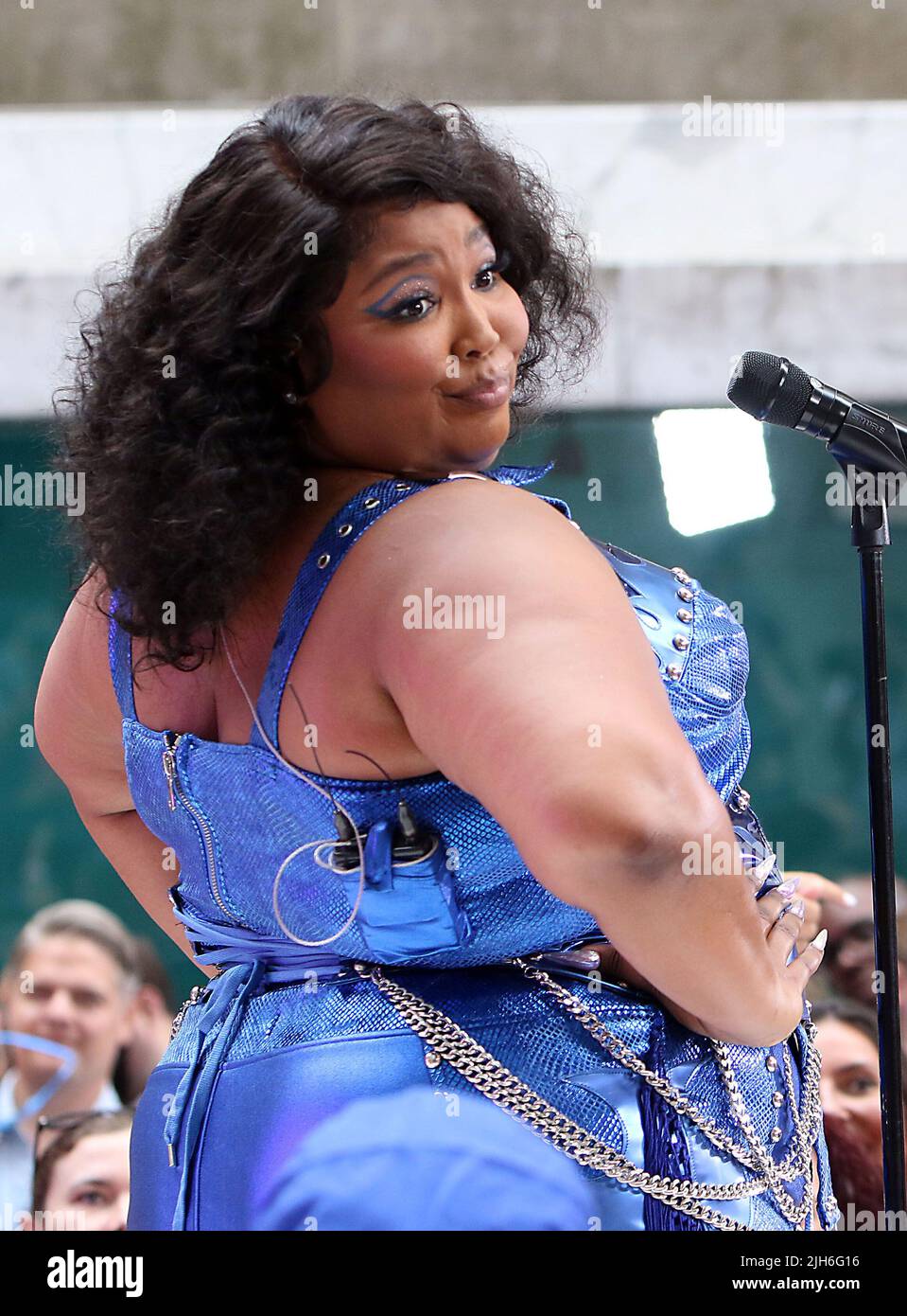 Lizzo singing on stage hi-res stock photography and images - Alamy