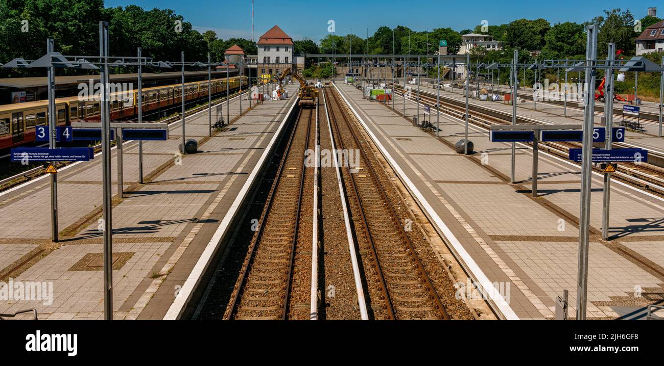 Platforms and tracks at the Olympiastadion S-Bahn station, Berlin ...