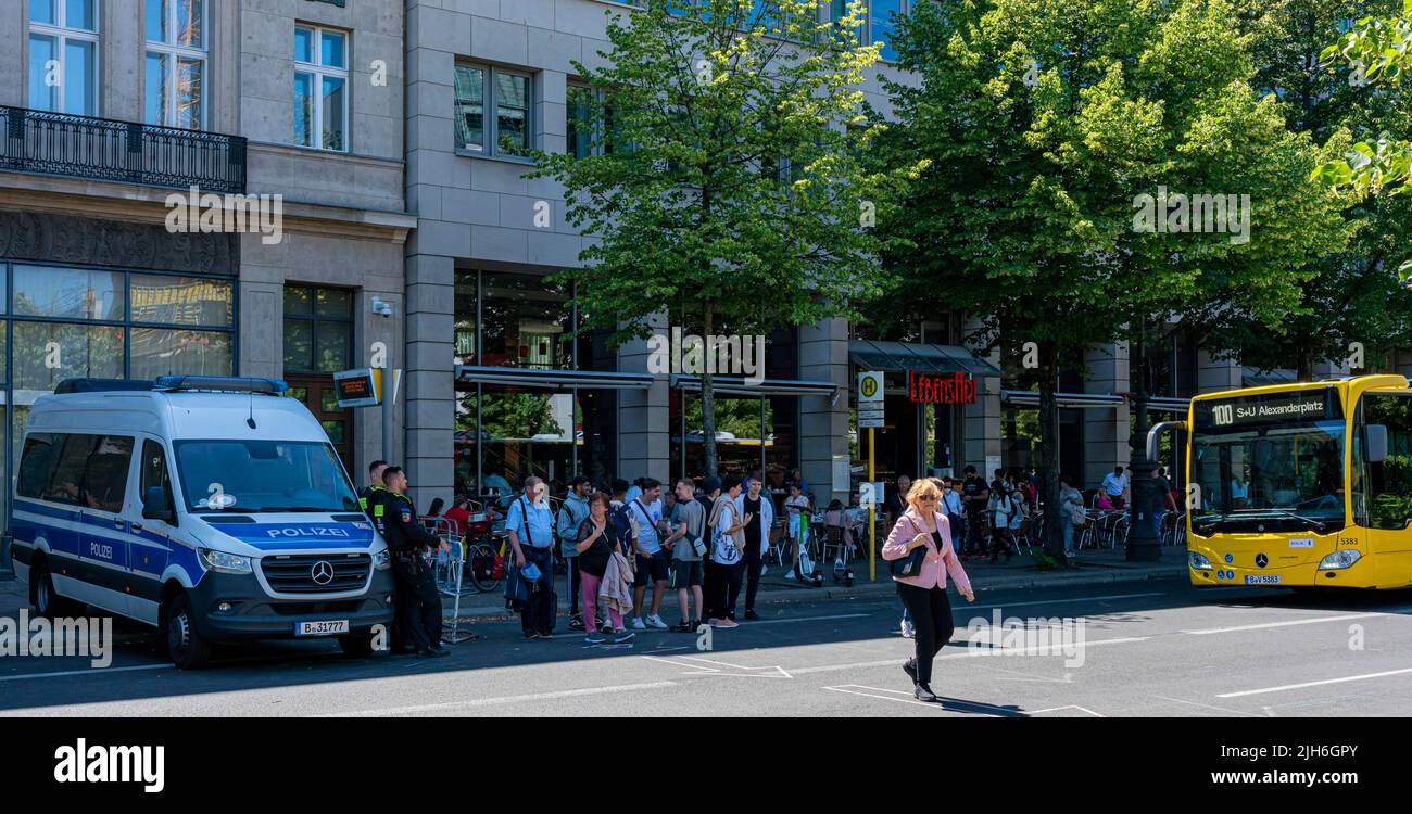 Police vehicle blocking the pavement to the Russian Embassy, Unter den ...