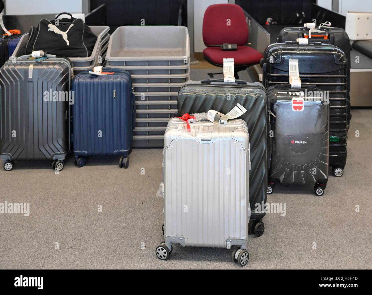 Suitcase with check hi-res stock photography and images - Alamy
