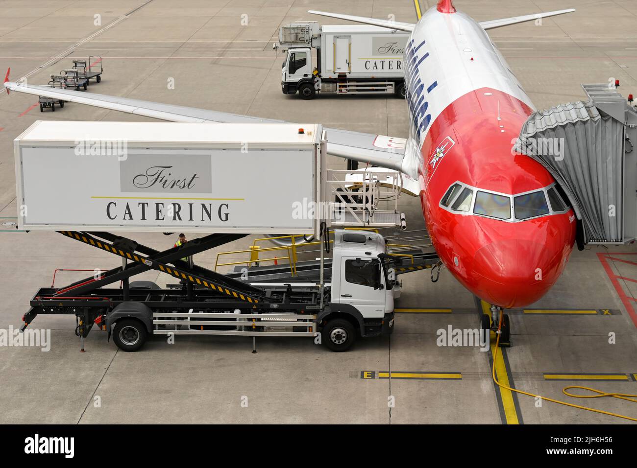 Catering aviation hi-res stock photography and images - Alamy