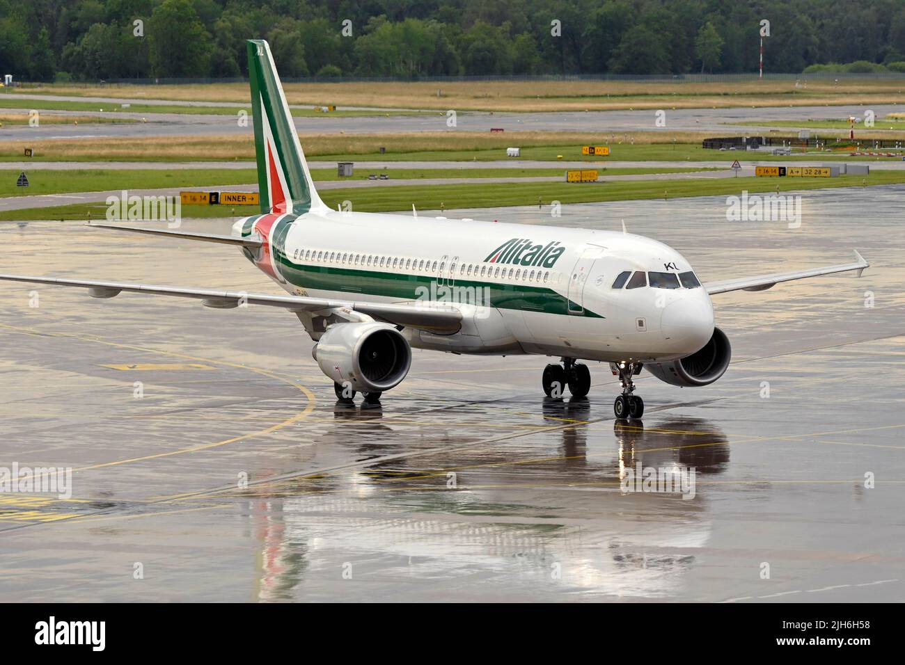 Aircraft Alitalia, Airbus A320-200, EI-IKL Zurich Kloten, Switzerland ...