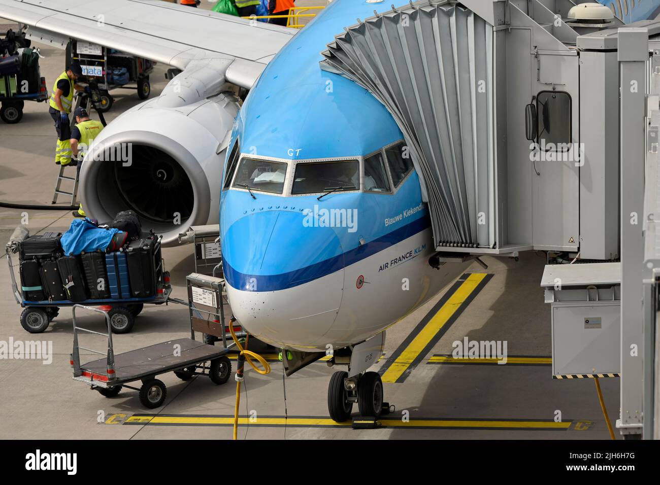Klm handling hi-res stock photography and images - Alamy