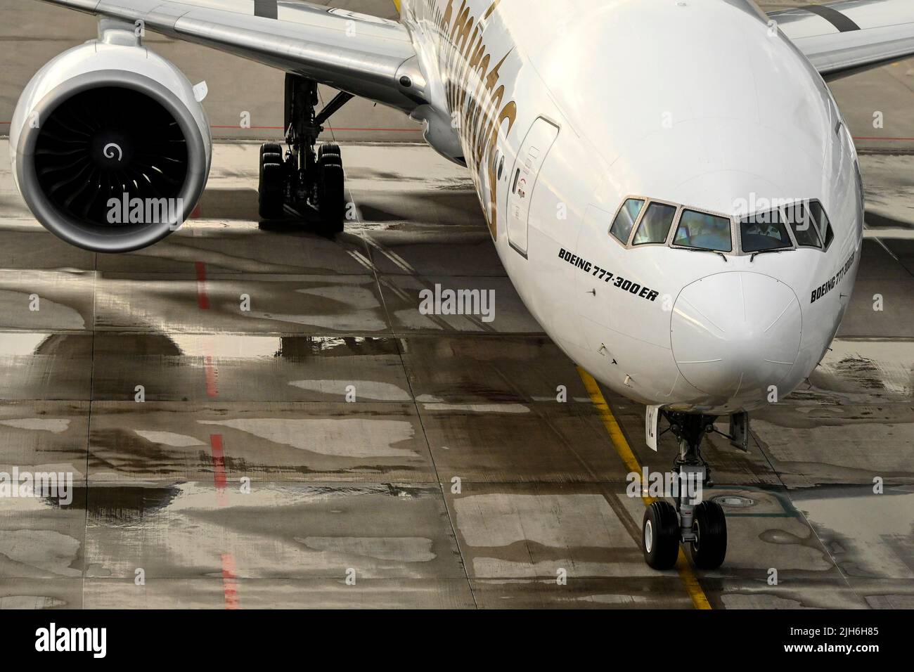 Aircraft Engine Emirates, Boeing 777-300ER, A6-EQL, Zurich Kloten ...