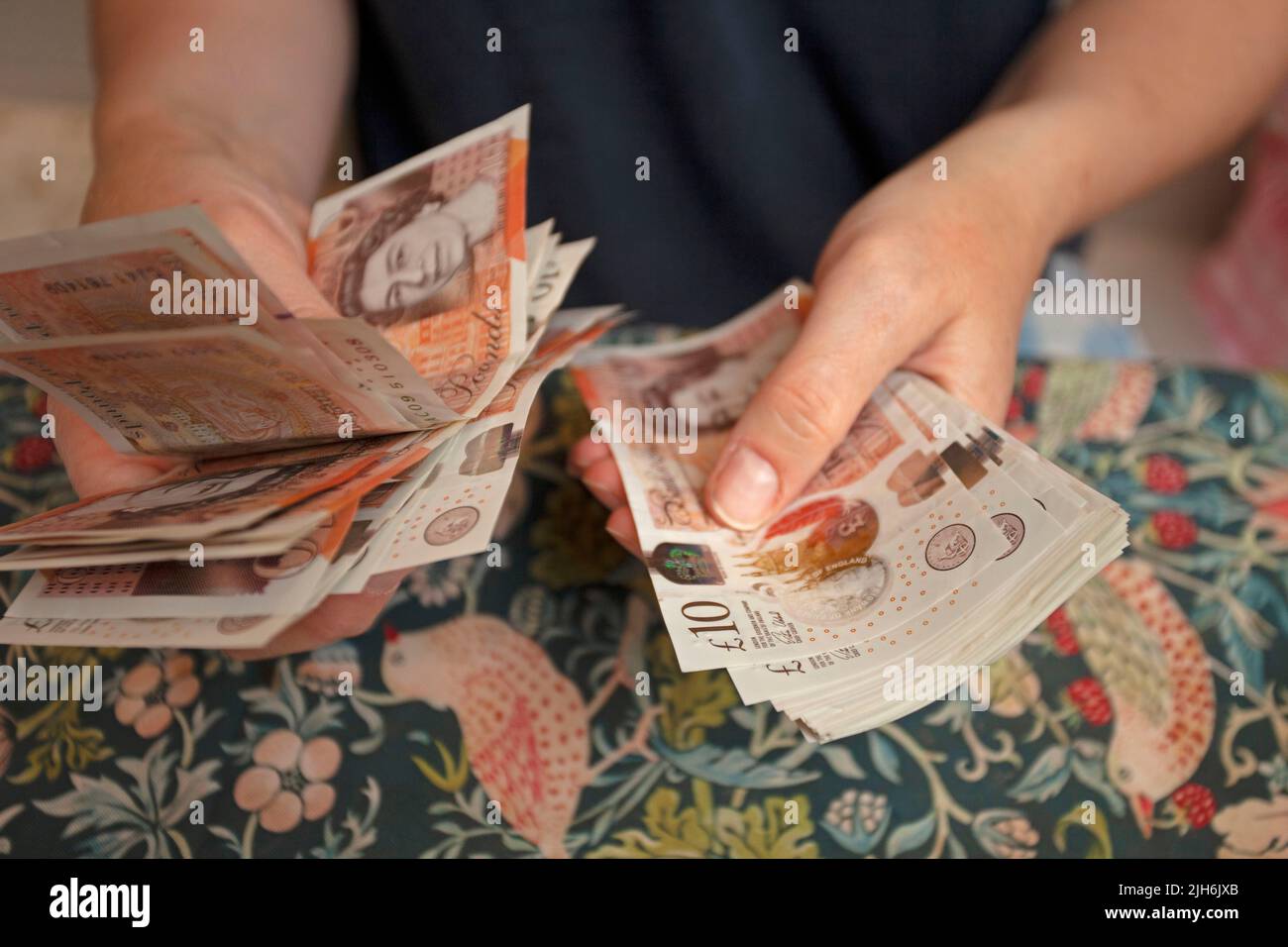 10 pound note in hand hi-res stock photography and images - Alamy