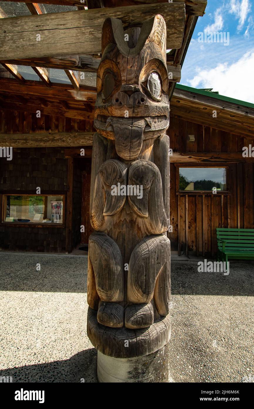 Totem pole column pender island community centre hi-res stock ...