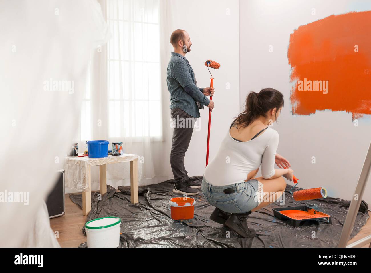 Couple doing diy hi-res stock photography and images - Alamy