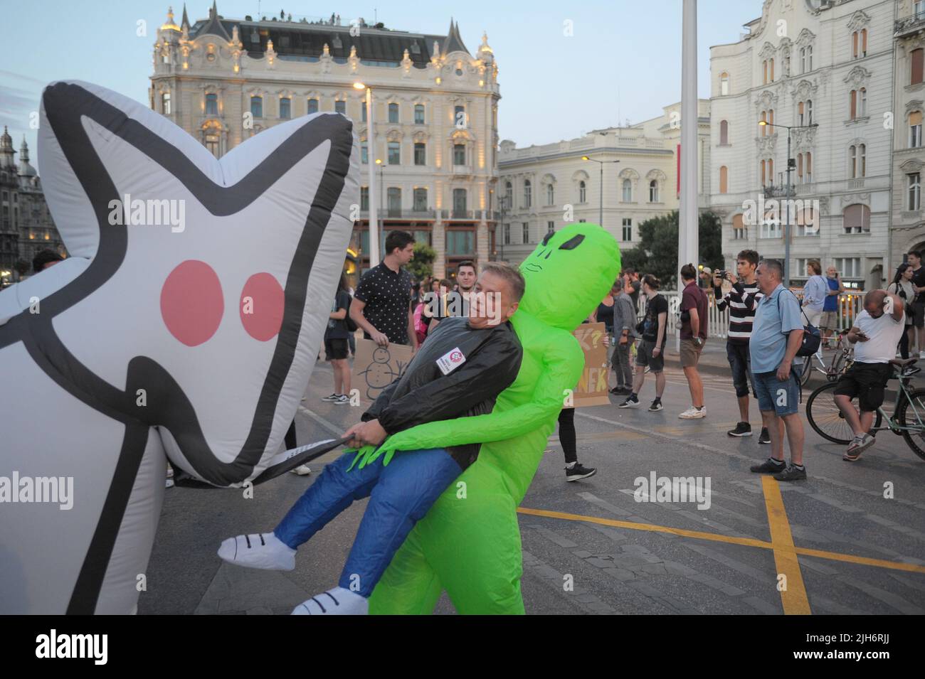 Budapest, Hungary, 15th Jul 2022, Protestors block Elisabeth Bridge ...