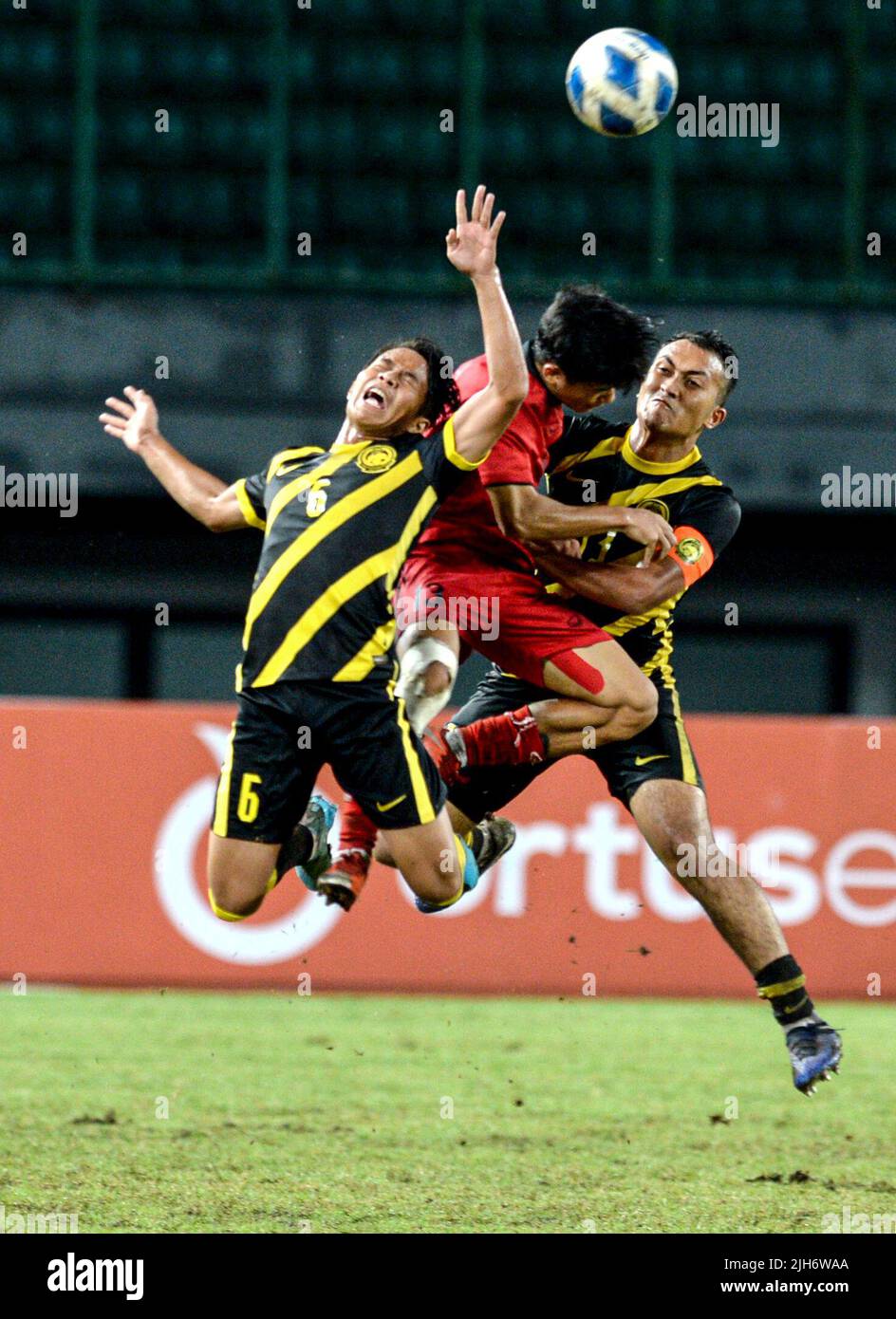 Bekasi, Indonesia. 15th July, 2022. Peeter Phanthavong (C) of Laos vies ...