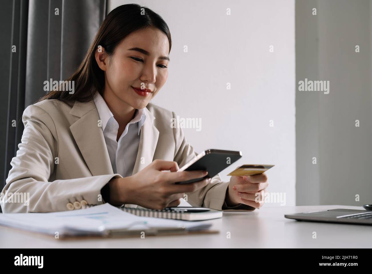 Female in banking hi-res stock photography and images - Alamy