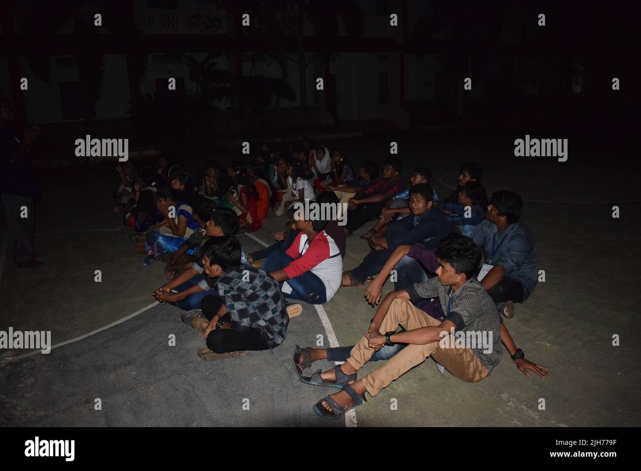 School kids exploring the sky watch through telescope Stock Photo - Alamy