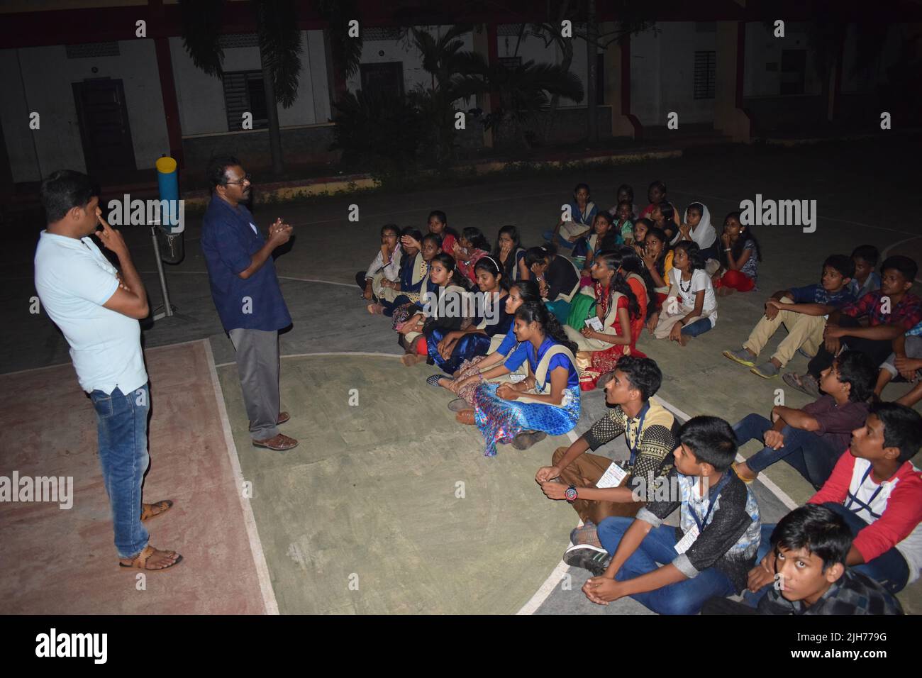 School kids exploring the sky watch through telescope Stock Photo - Alamy