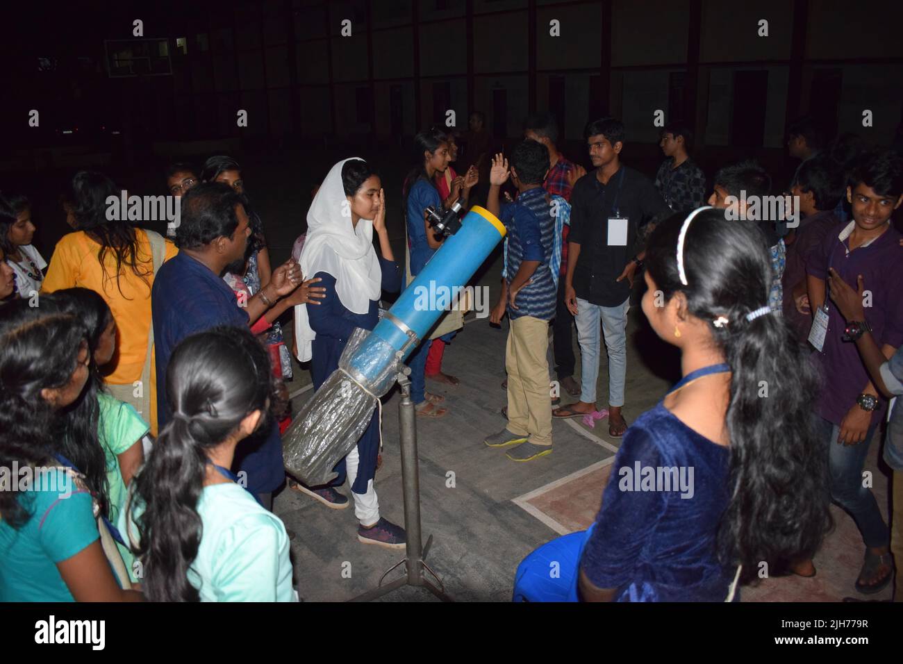 School kids exploring the sky watch through telescope Stock Photo - Alamy