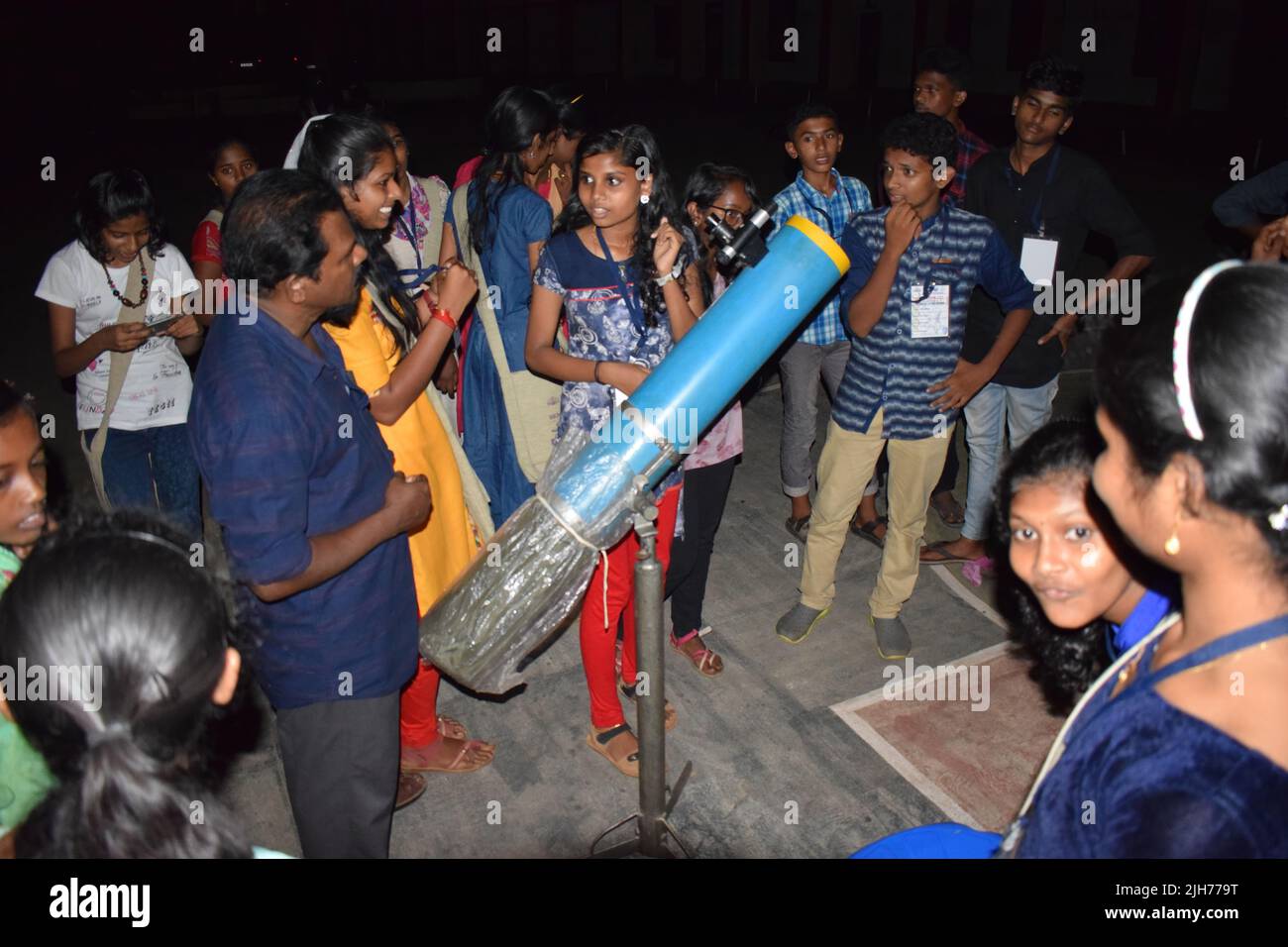 School kids exploring the sky watch through telescope Stock Photo - Alamy