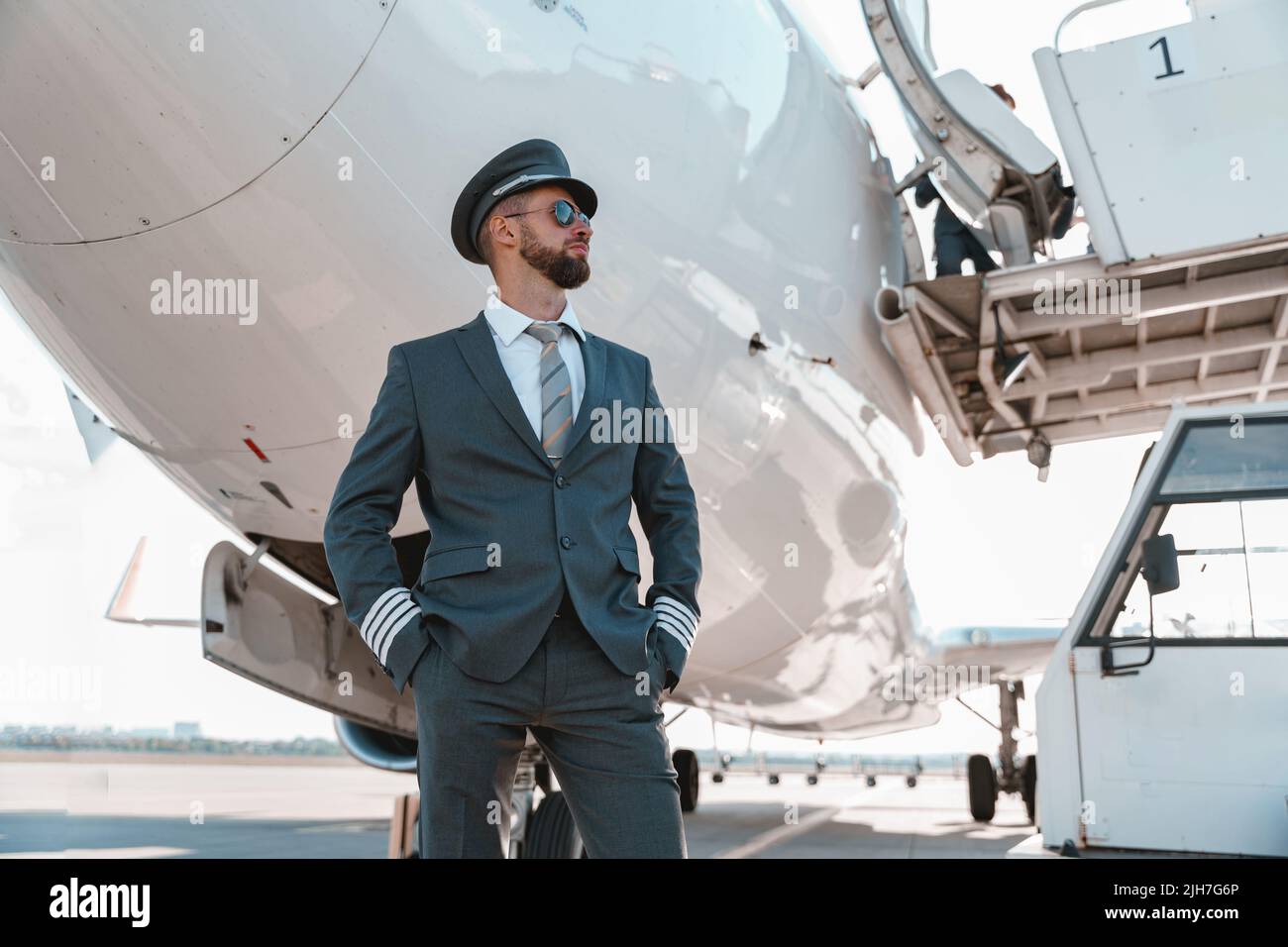 Airline pilot airport hi-res stock photography and images - Alamy