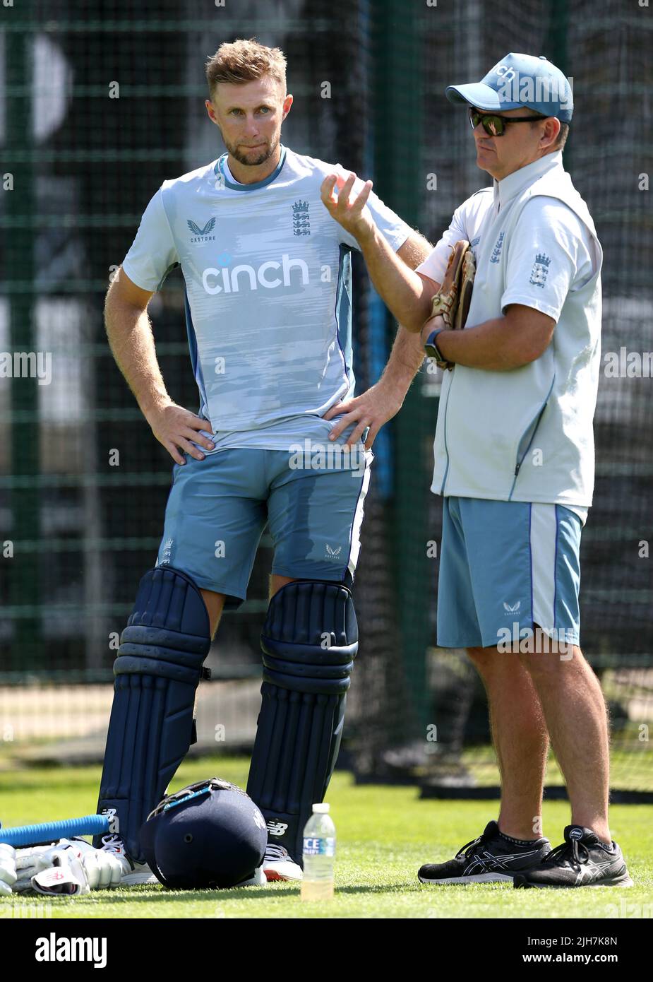 England's Joe Root (left) and coach Matthew Mott during a training ...