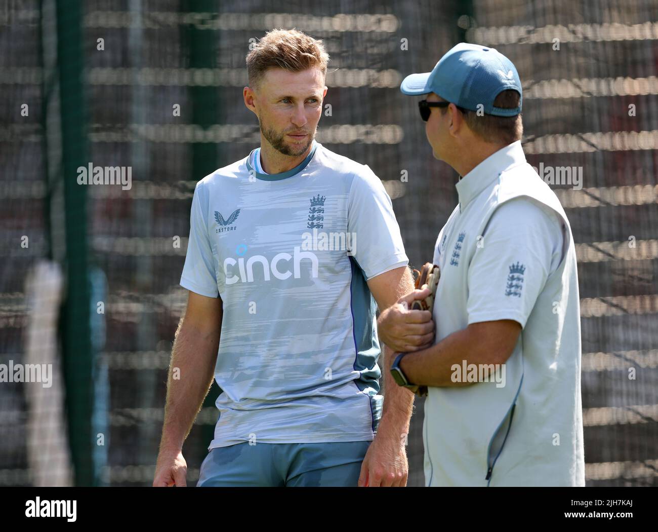 England's Joe Root (left) and coach Matthew Mott during a training ...