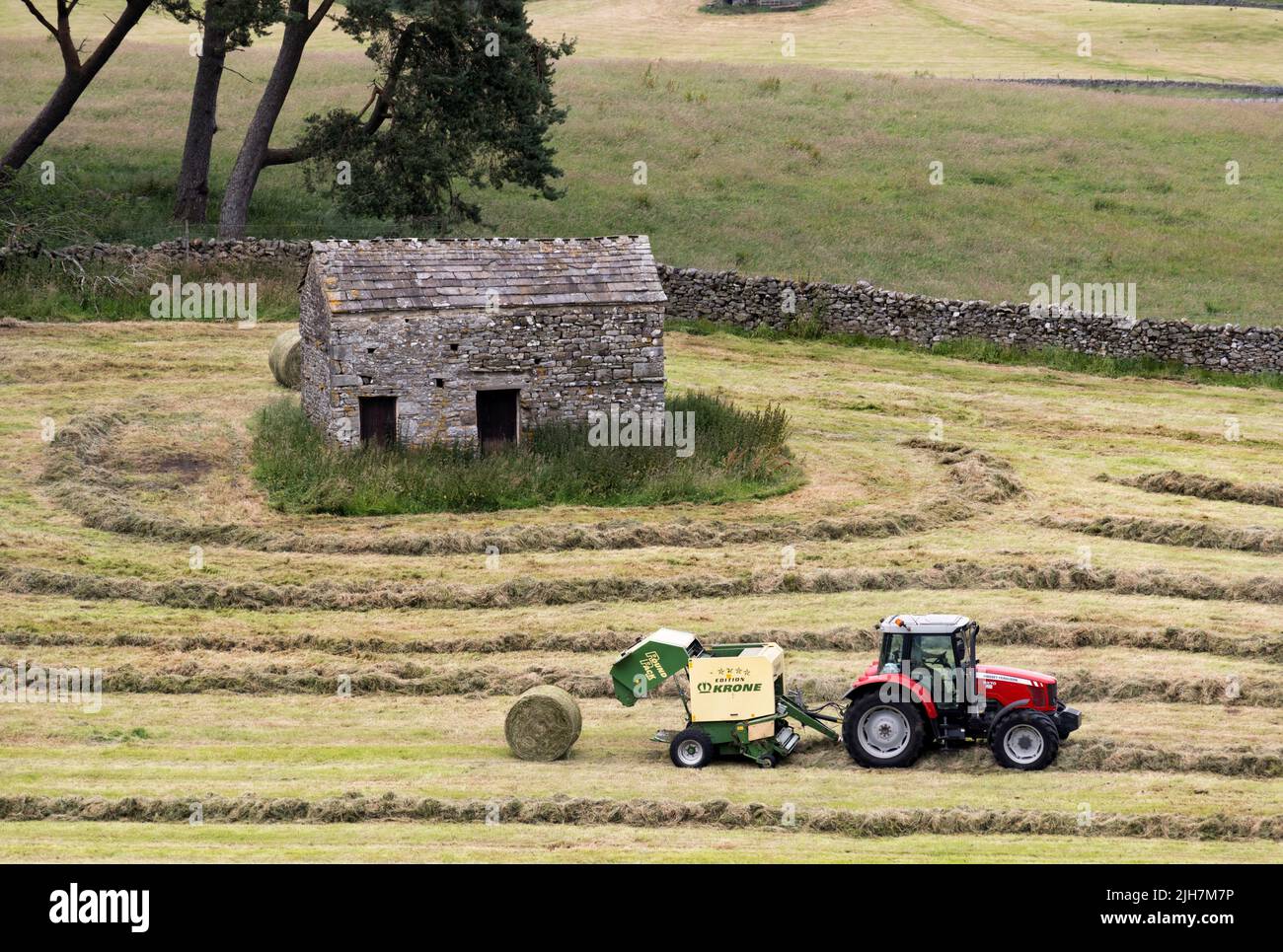 Haymaking yorkshire dales hi-res stock photography and images - Alamy