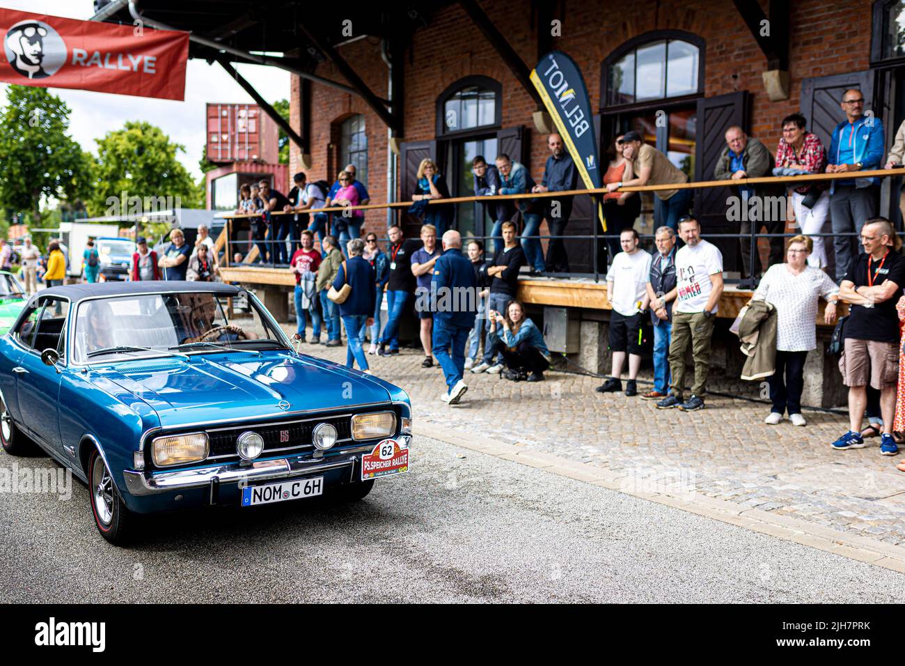 Einbeck, Germany. 16th July, 2022. A classic car starts at a rally on the occasion of the ...