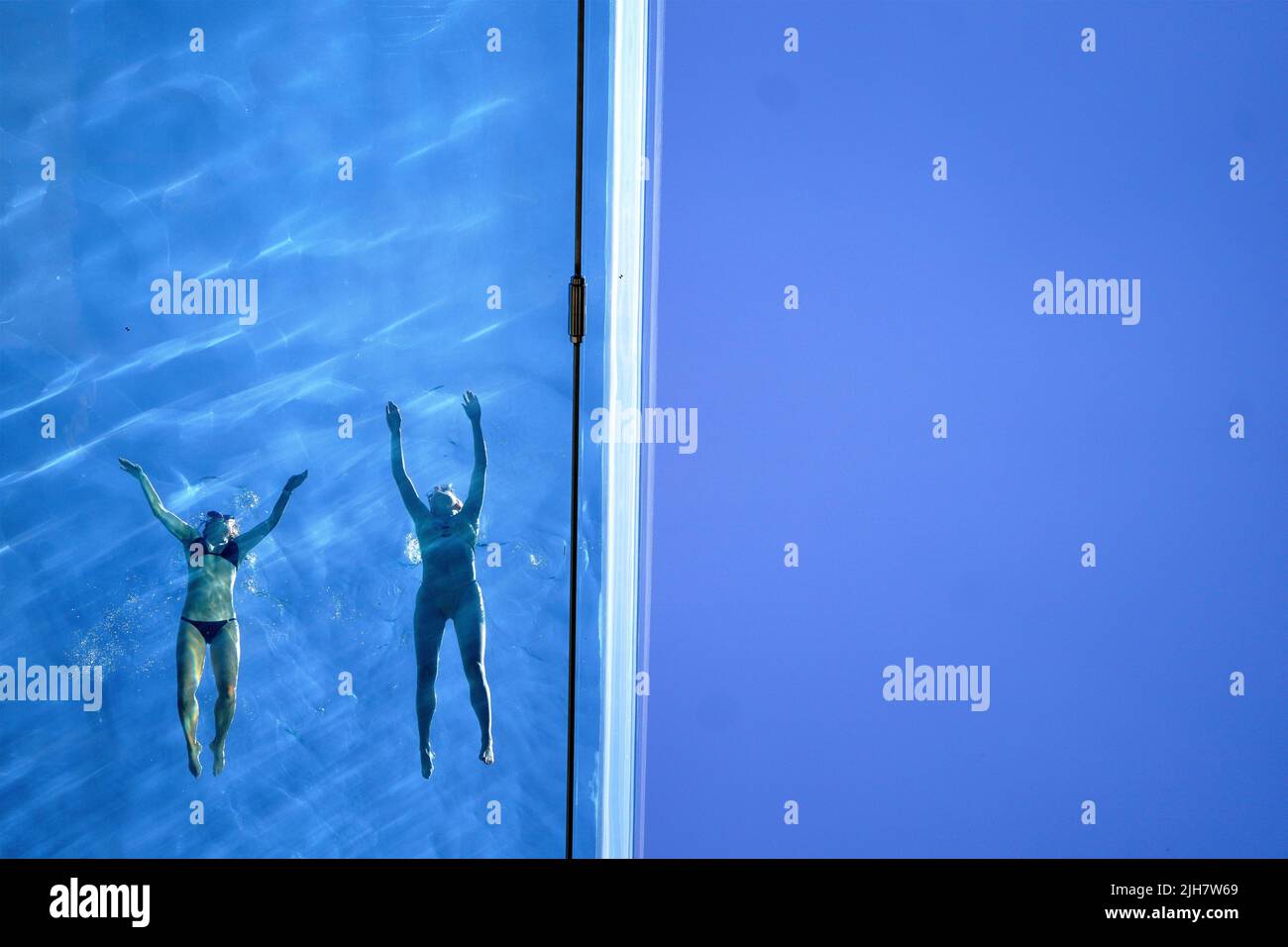 Nine elms swimming pool between buildings hi-res stock photography and ...