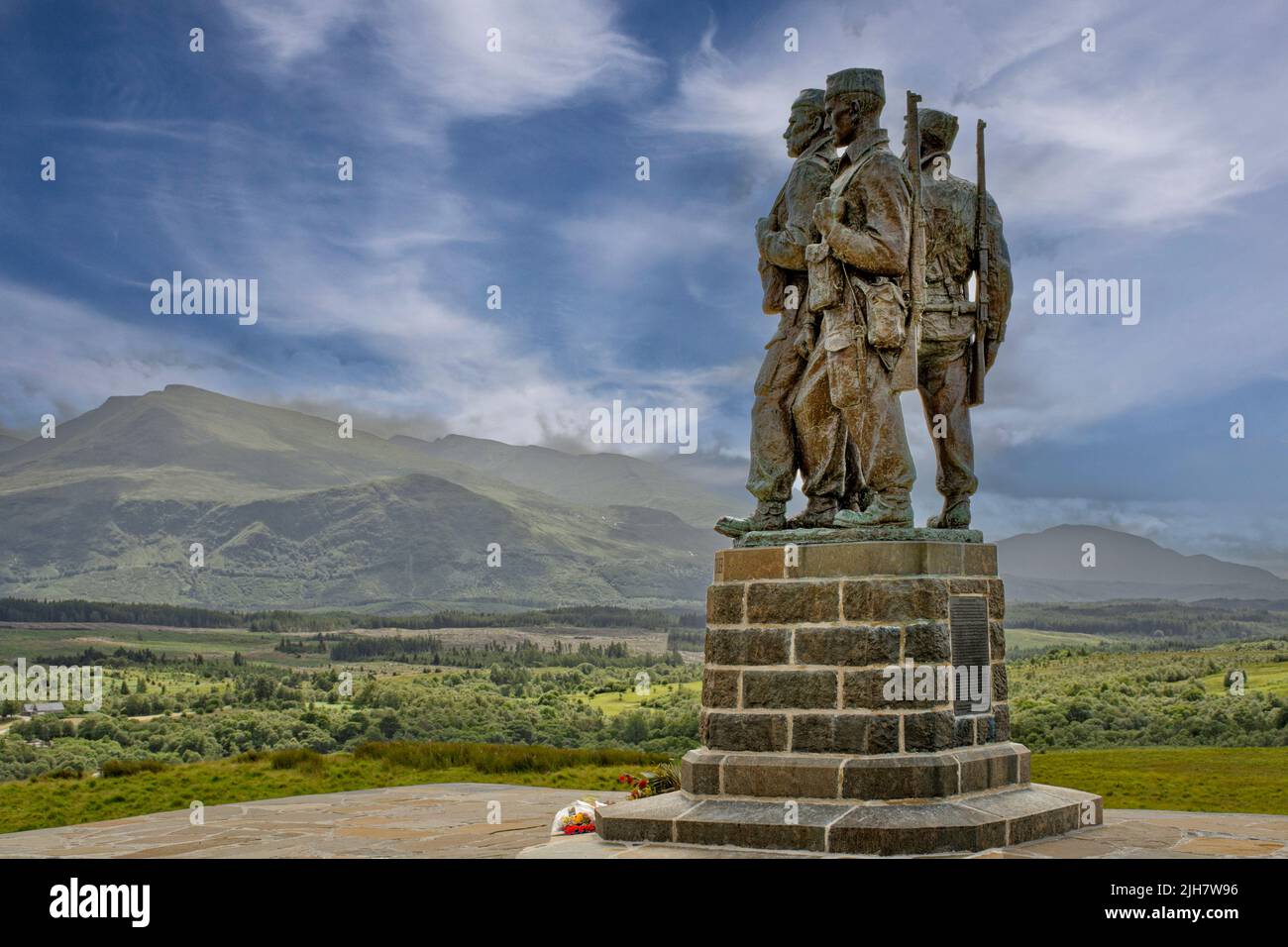 COMMANDO MEMORIAL SPEAN BRIDGE SCOTLAND THE ICONIC A LISTED STATUE ...