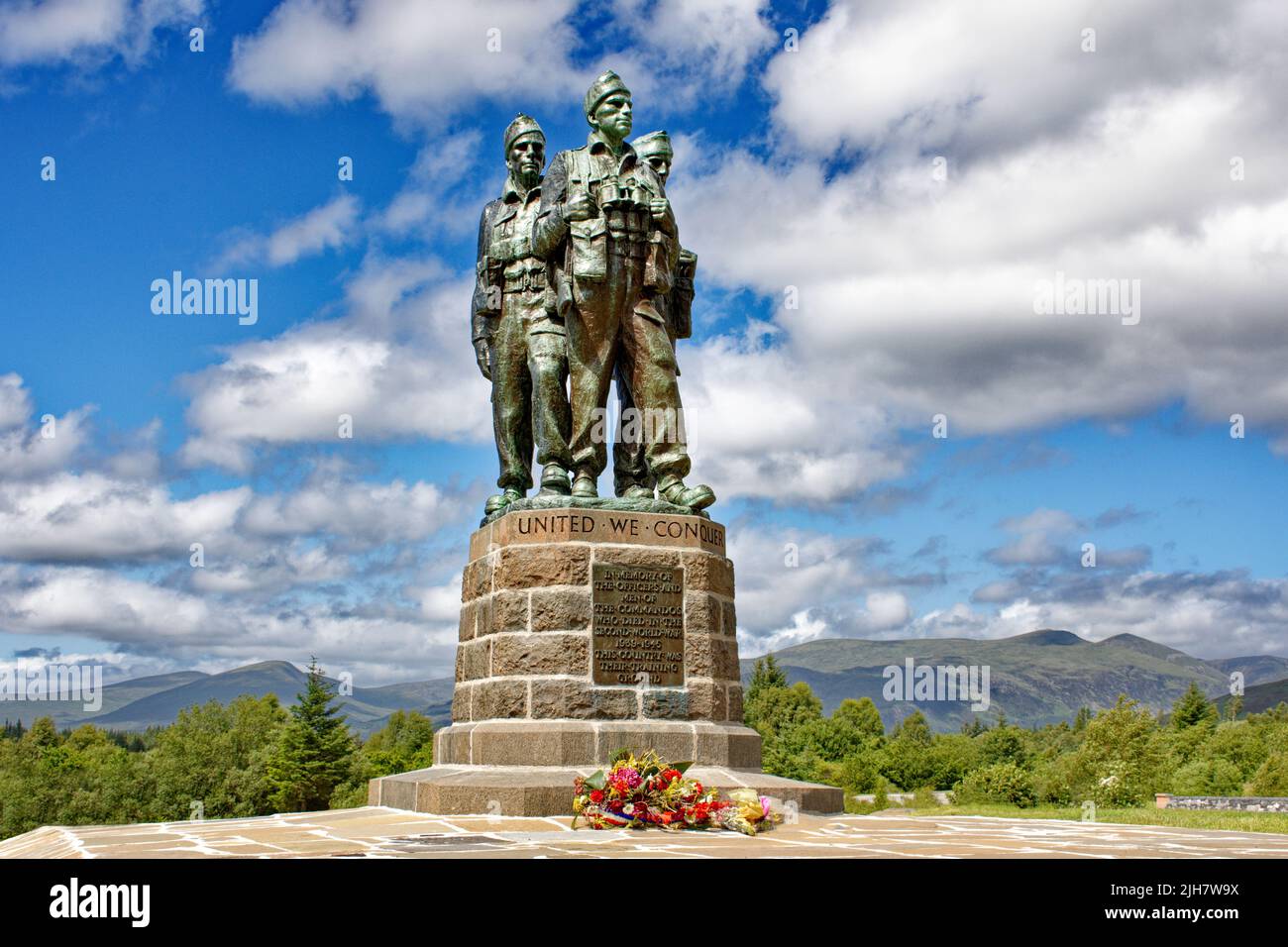 COMMANDO MEMORIAL SPEAN BRIDGE SCOTLAND THE ICONIC STATUE IN SUMMER ...