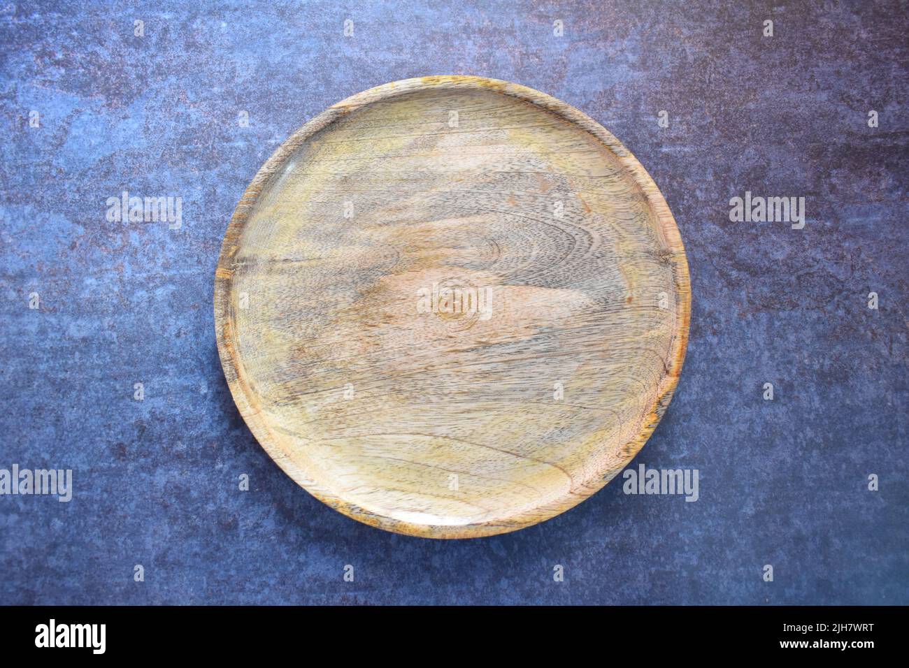 Round empty wooden plate made from acacia wood Stock Photo - Alamy