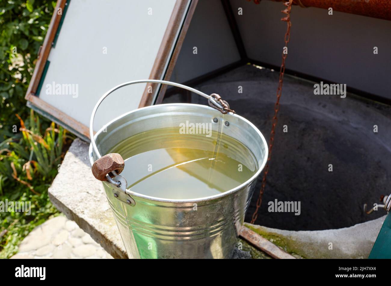 Well bucket hi-res stock photography and images - Alamy