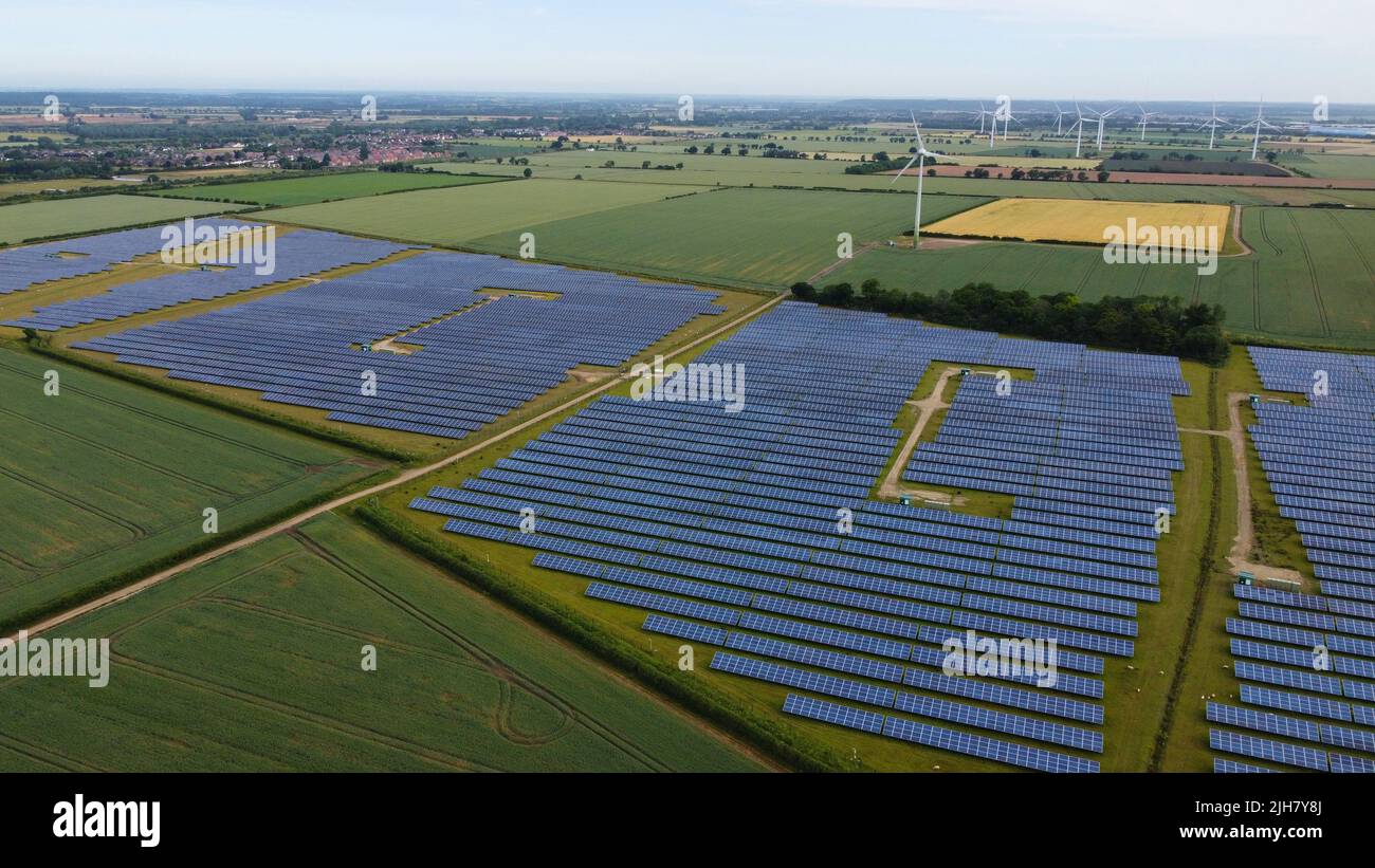 Uk solar farms hi-res stock photography and images - Alamy