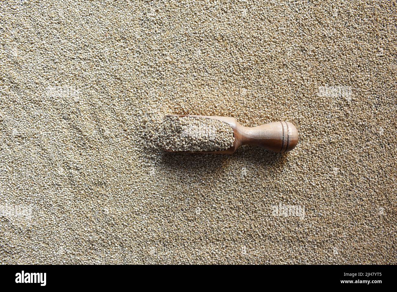 Raw whole dried quinoa seeds hi-res stock photography and images - Alamy