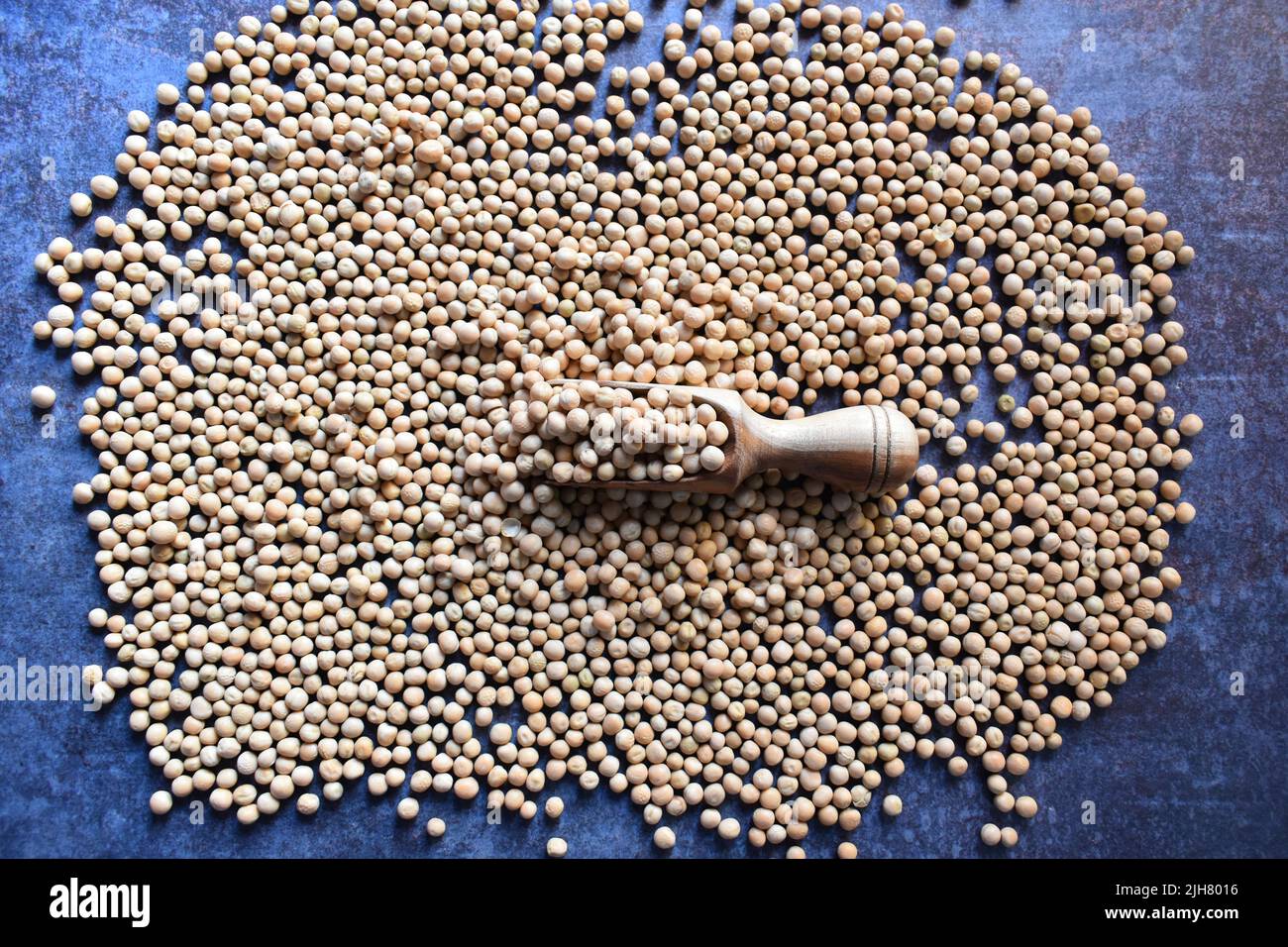 Raw whole dry white peas Stock Photo - Alamy