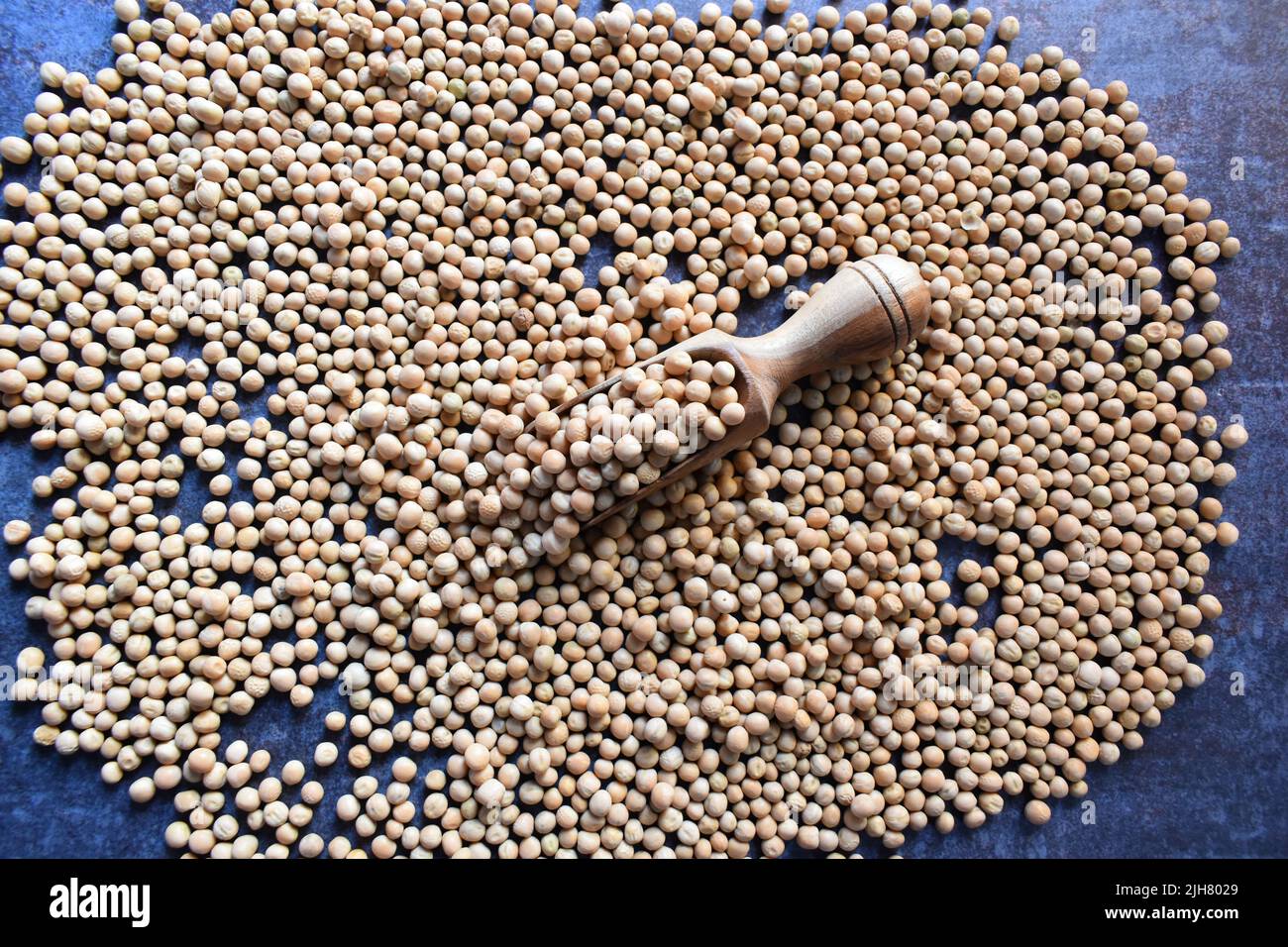 Raw whole dry white peas Stock Photo - Alamy