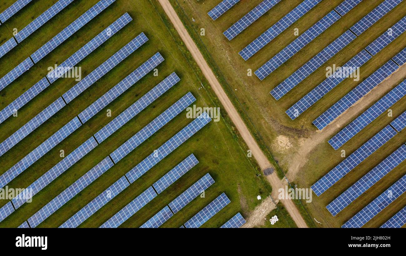Uk solar farms hi-res stock photography and images - Alamy
