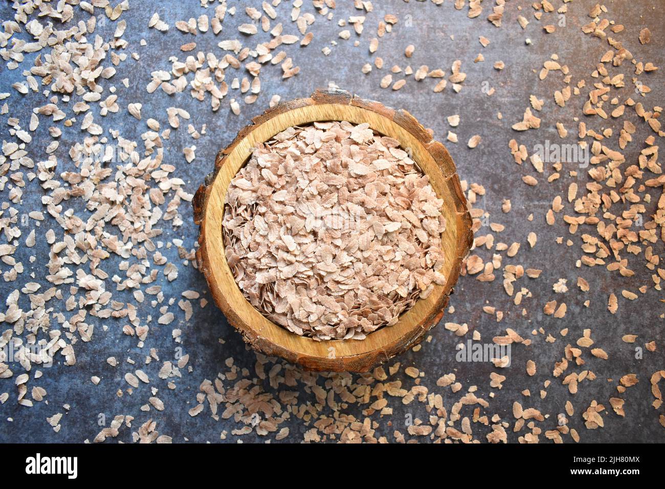 Raw whole dried flattened red rice flakes Stock Photo - Alamy