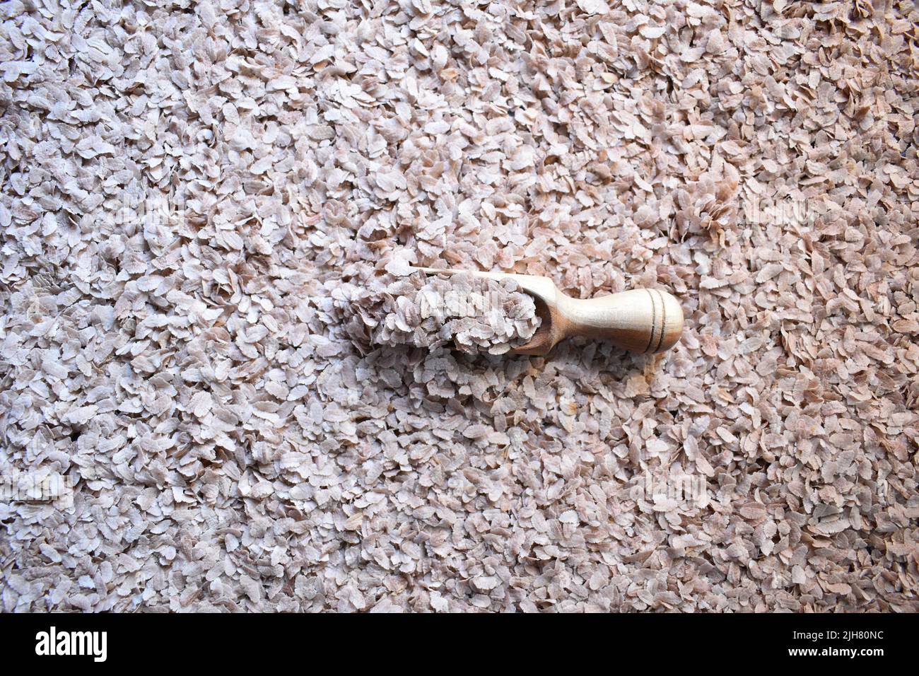 Raw whole dried flattened red rice flakes Stock Photo - Alamy