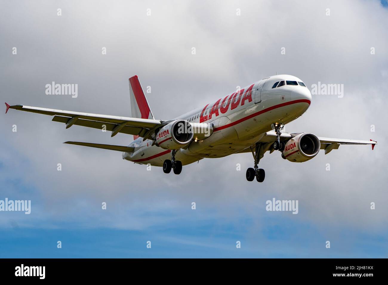 Lauda Airlines Airbus A320 Landing Bournemouth Airport Stock Photo - Alamy