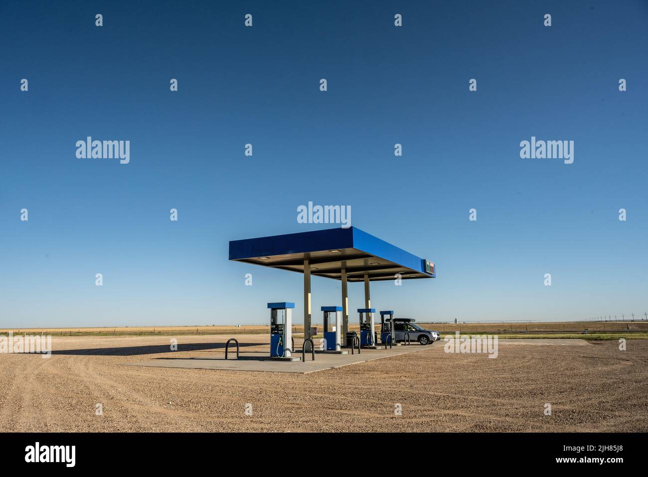 Small gas station hi-res stock photography and images - Alamy