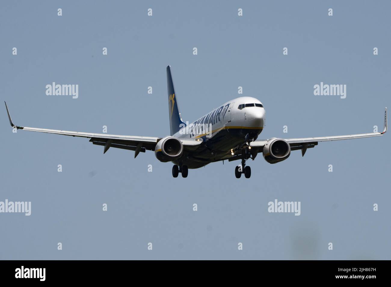 Ryanair Landing Runway 26 Bournemouth Airport Stock Photo - Alamy