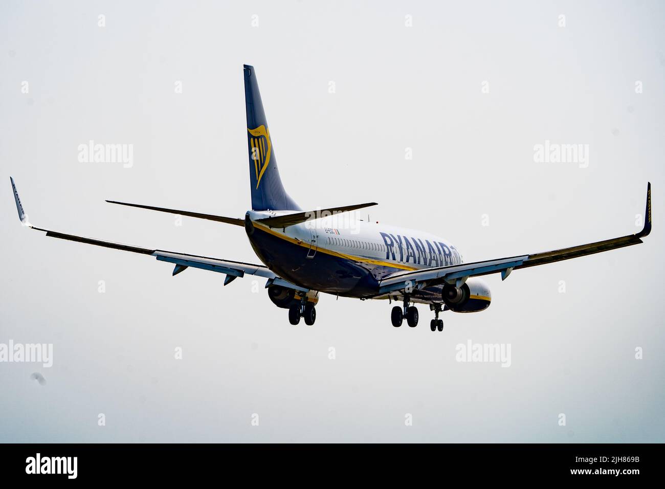 Ryanair Landing Runway 26 Bournemouth Airport Stock Photo - Alamy