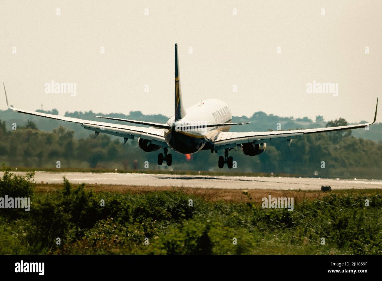 Ryanair Landing Runway 26 Bournemouth Airport Stock Photo - Alamy