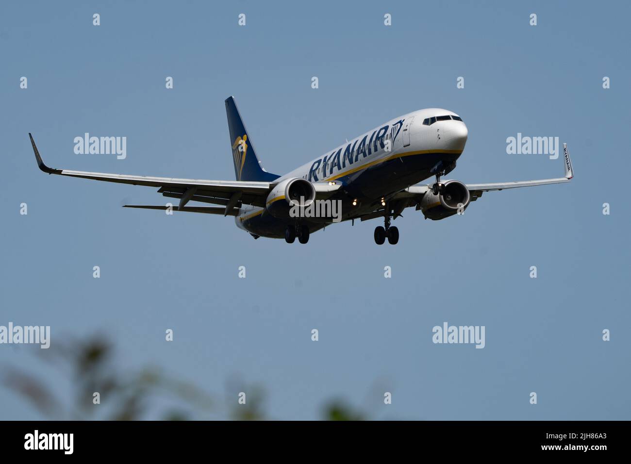 Ryanair Landing Runway 26 Bournemouth Airport Stock Photo - Alamy