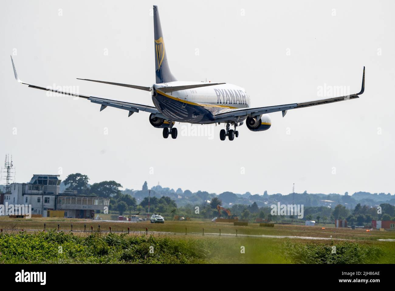 Ryanair Landing Runway 26 Bournemouth Airport Stock Photo - Alamy
